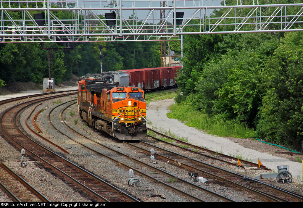 BNSF 4757 Brings a EB freight out of Argentine yard,